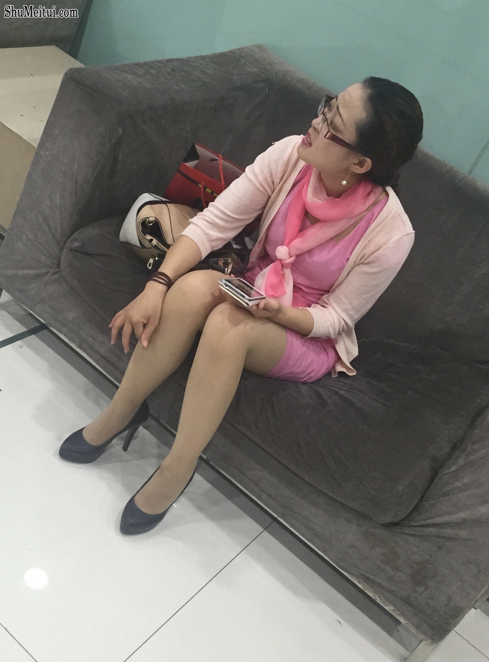带眼镜的丝袜高跟美丽熟女坐在沙发上休息 图片 熟美推